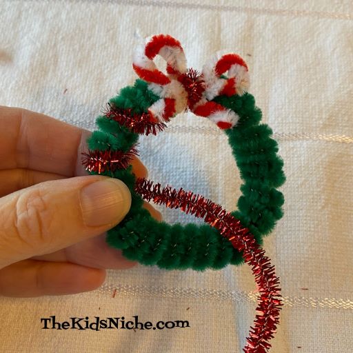 Make a Christmas Wreath From Pipe Cleaners – The Kids Niche